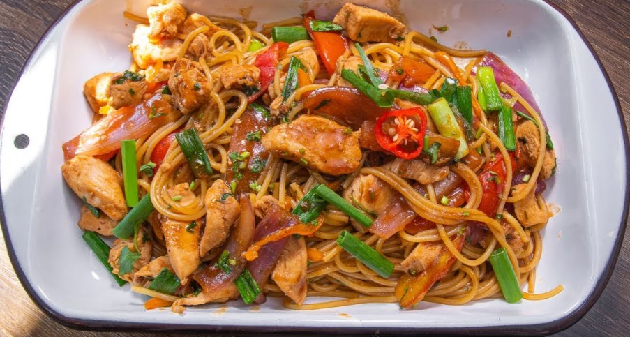 Receta de Tallarín Saltado de Pollo | PlusRecetas